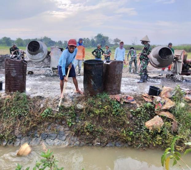 Penting, Tampung Air Untuk Persedian Campuran Pembuatan Adonan Cor ...