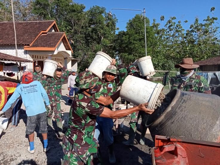 Saling Bergantian Mengangkat Ember Yang Berisikan Bahan Pengecoran ...