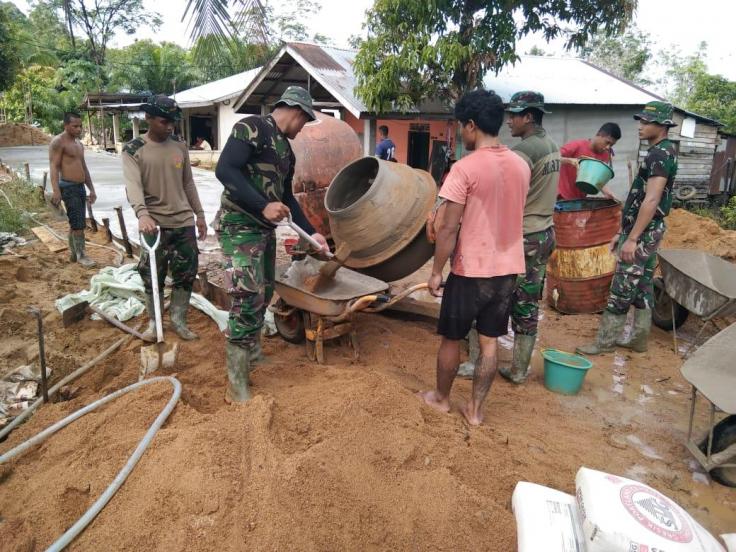 Anggota Satgas Sedang Membuat Adonan Cor Beton | SiberZone Indonesia